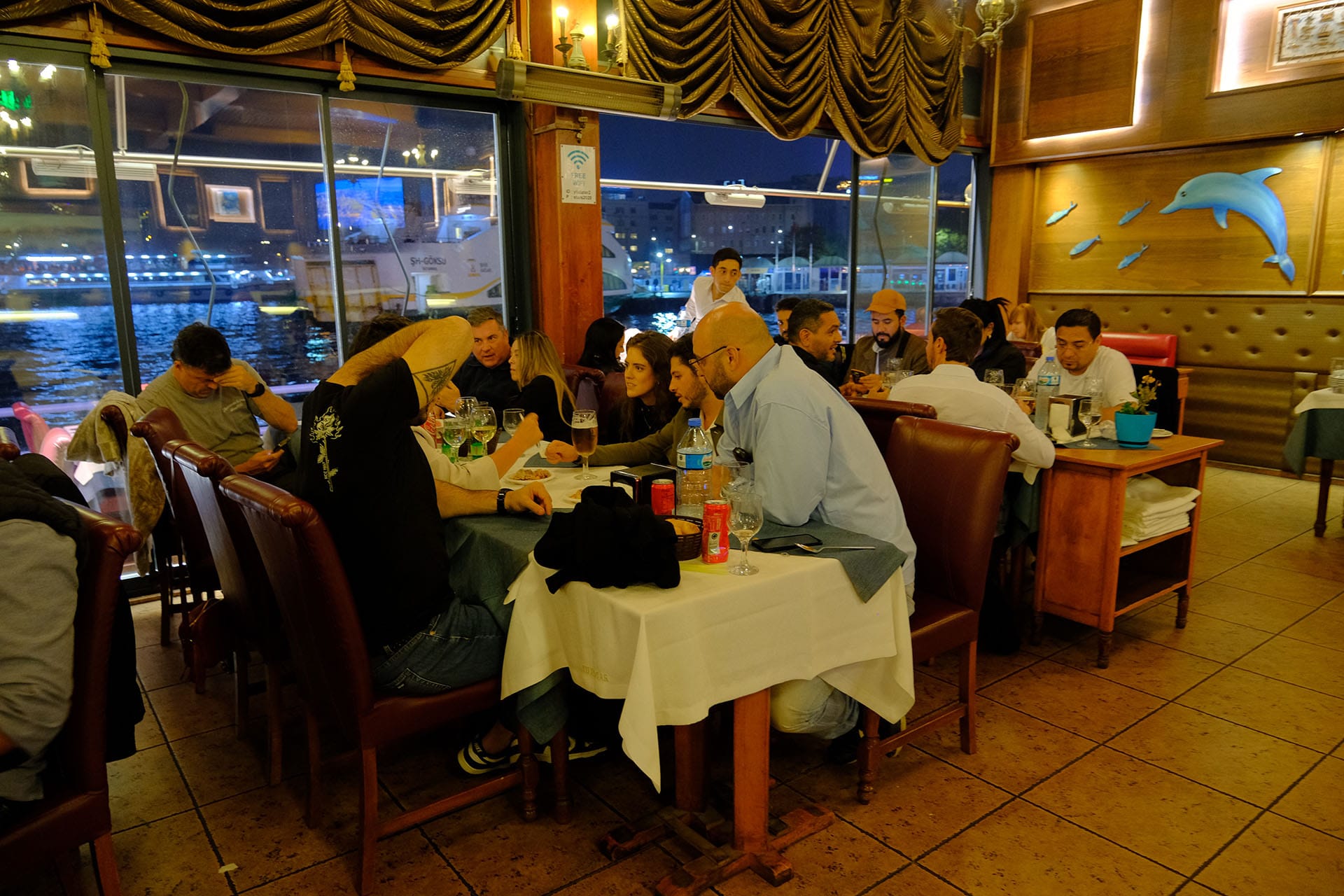 Restaurant Poissons Pour Dîner Romantique - Yıldızlar